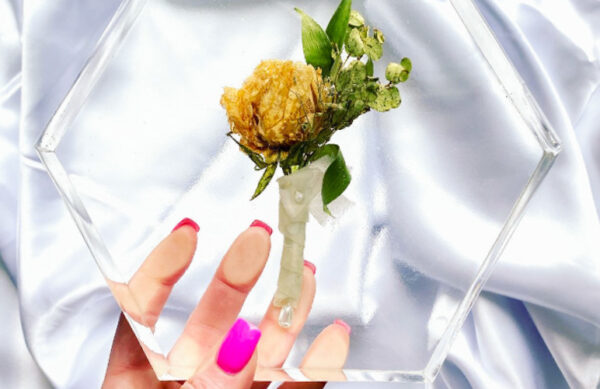 Can you preserve fresh flowers in epoxy resin?